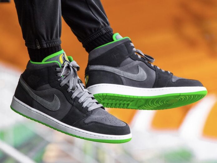Air Jordan 1 Mid Oregon Ducks PE 2021 | SneakerFiles