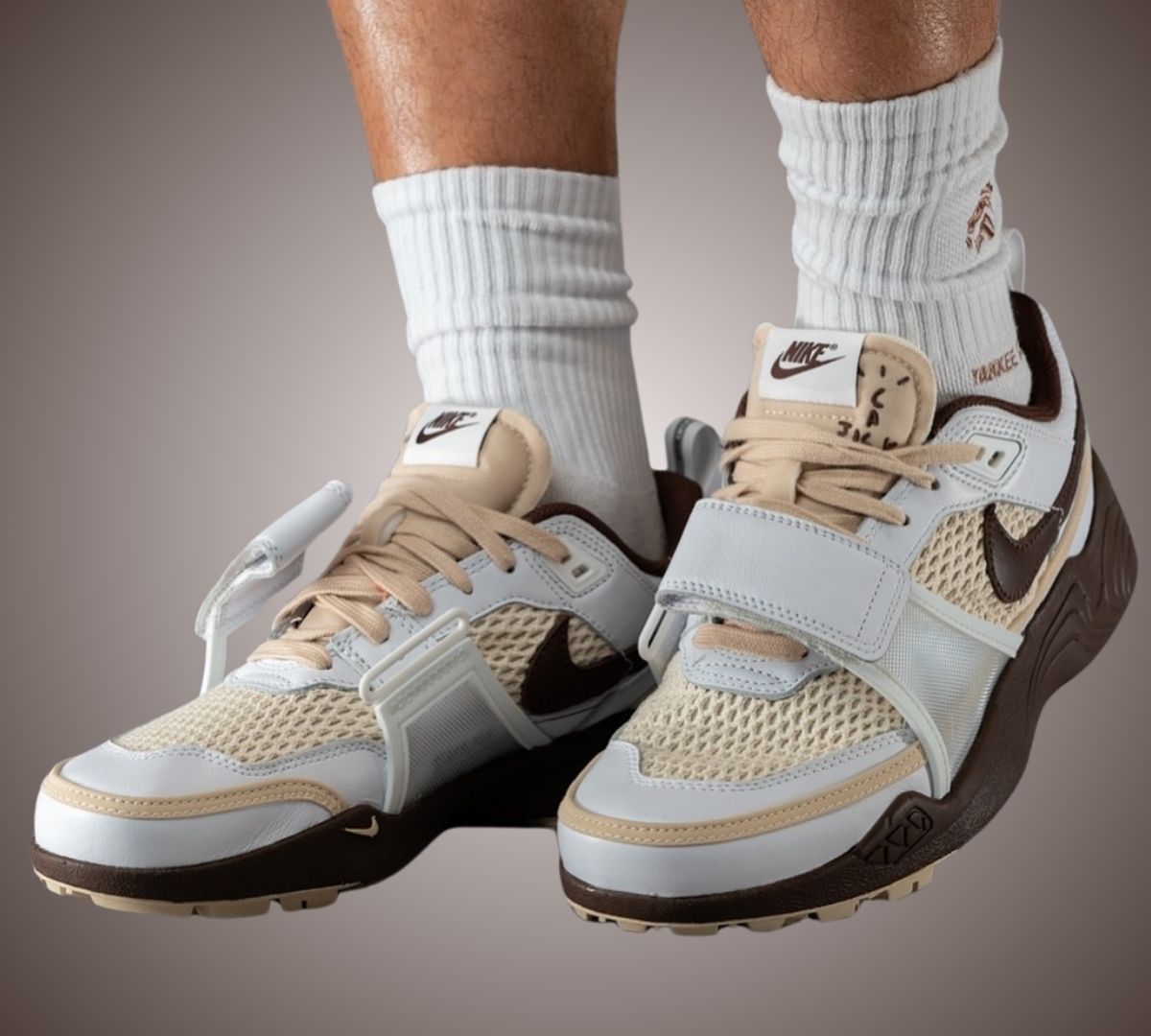 Travis Scott x Nike Zoom Field Jaxx Light Chocolate HQ3073-100 ...