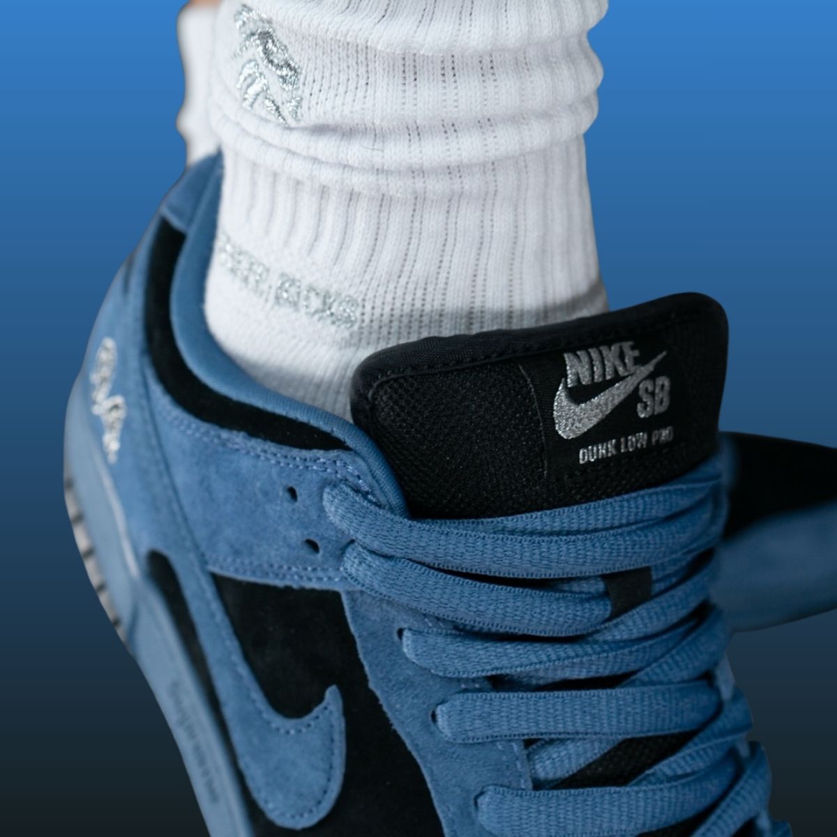Supreme x Nike SB Dunk Low Ocean Fog HQ8487-400 | SneakerFiles